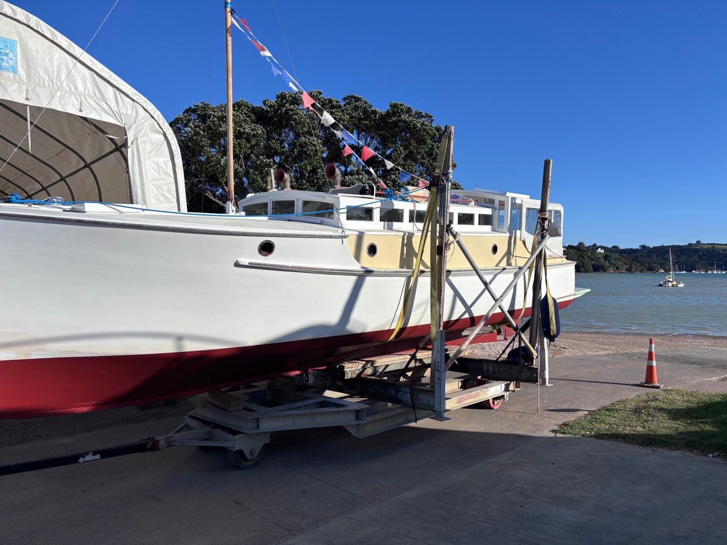 CLASSIC COLLINGS & BELL WOODEN LAUNCH – MAITAI HAULED OUT ON WAIHEKE ...